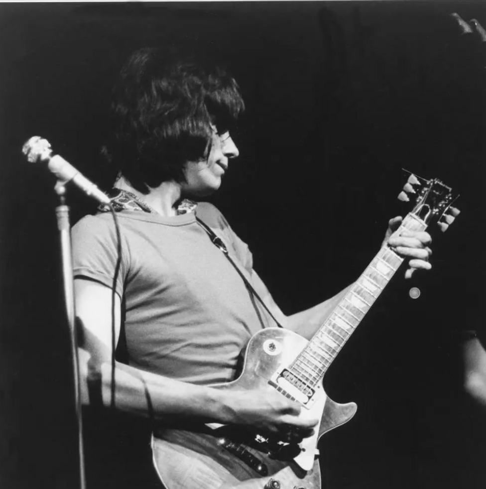 Remembering the guitar legend Jeff Beck... these clips will knock your ...